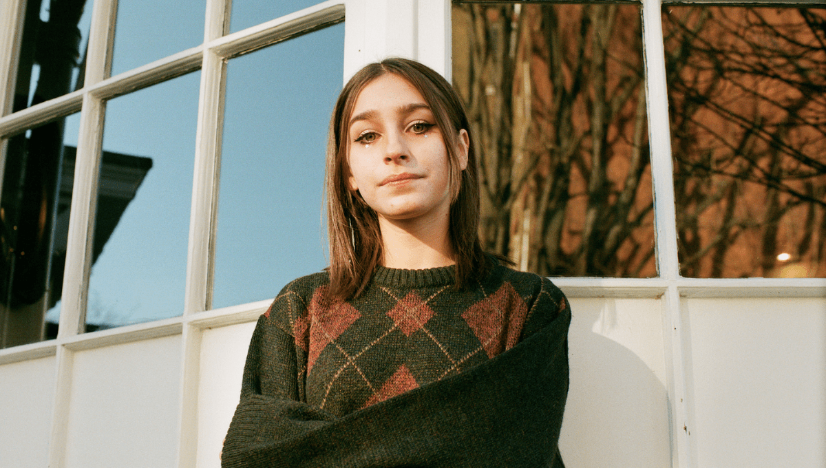 London Indie Singer-Songwriter Lexie Carroll Supports A Friend Through ...