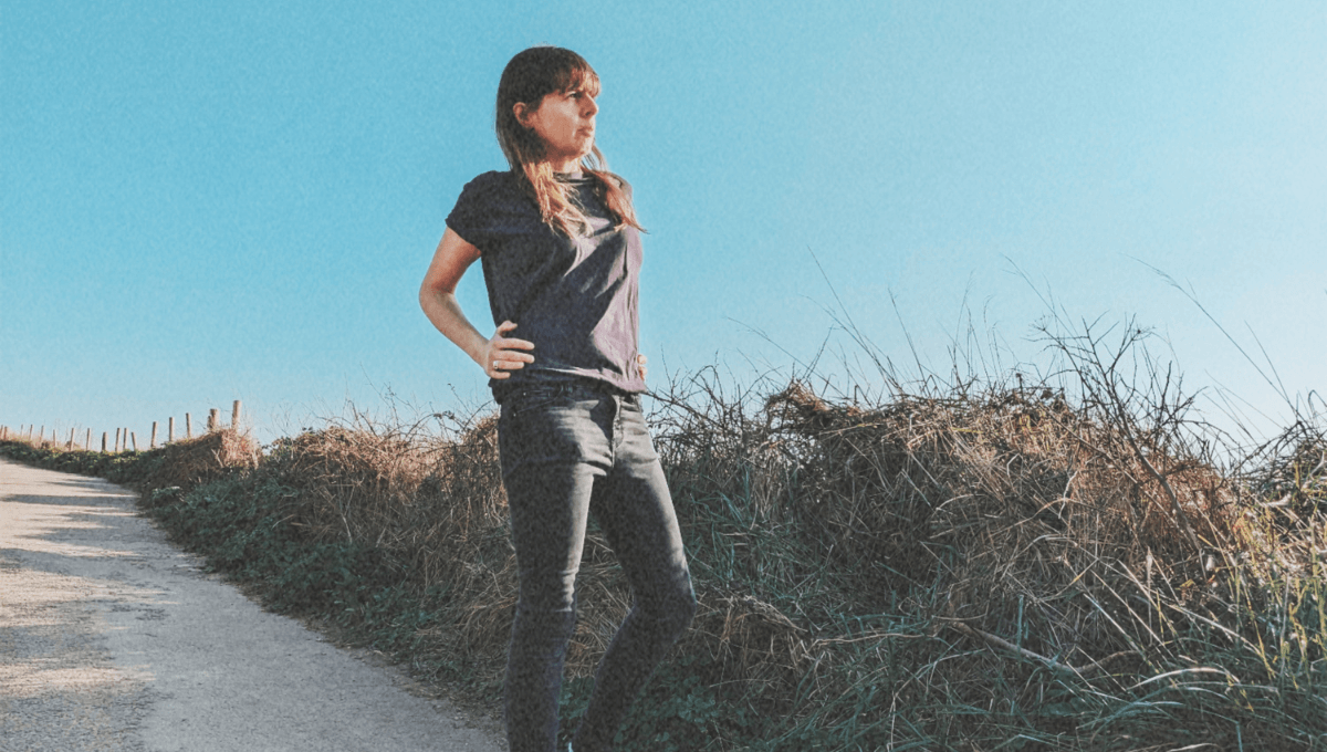 London Singer-Songwriter Zoe Konez Cozies Up With New Single “Easy To ...