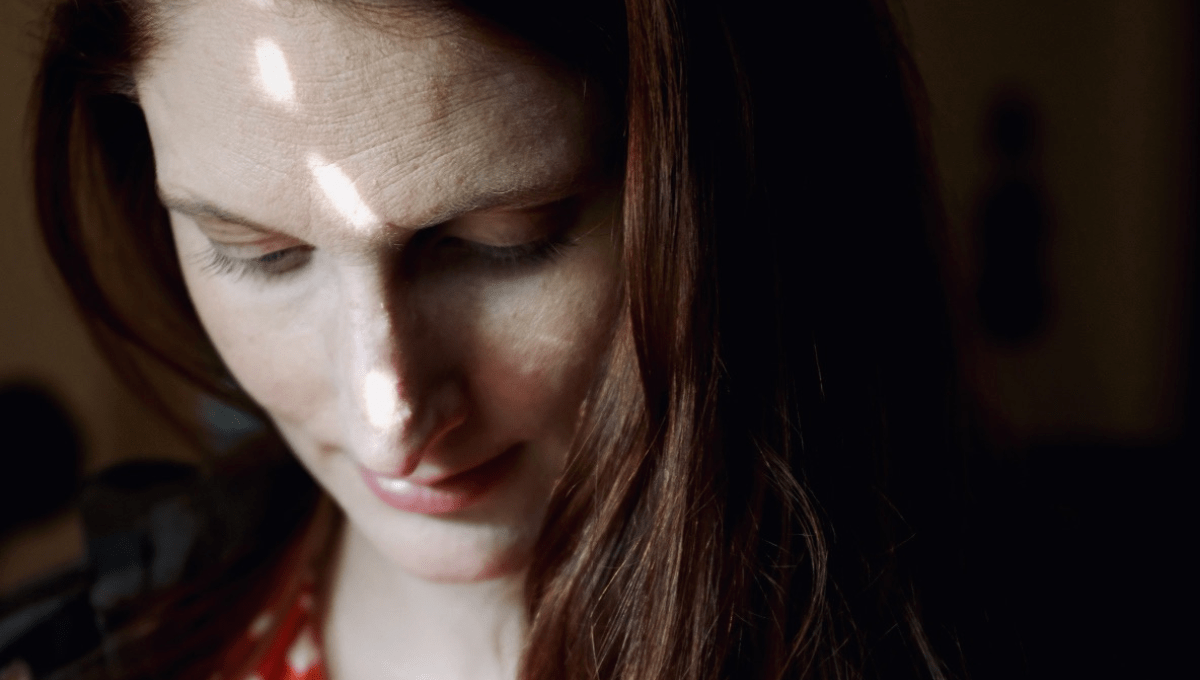 London Singer-Songwriter Zoe Konez Cozies Up With New Single “Easy To ...